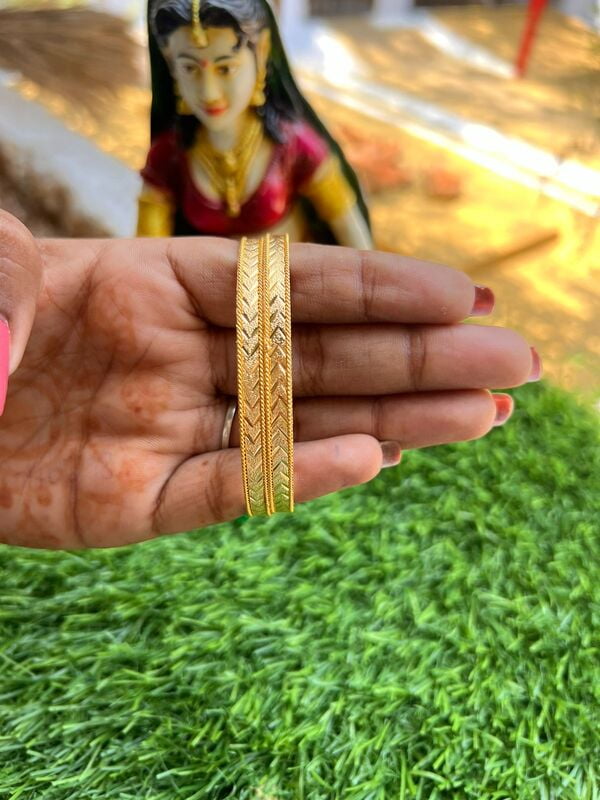 Gold finish Regular use Bangle