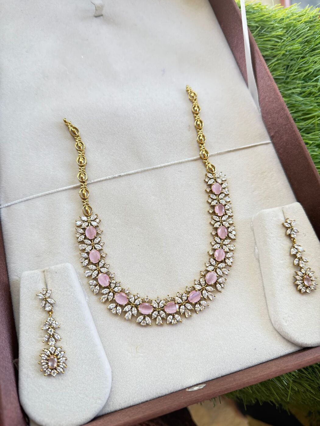 Twinkle choice fancy ad stone with unique design neckpiece