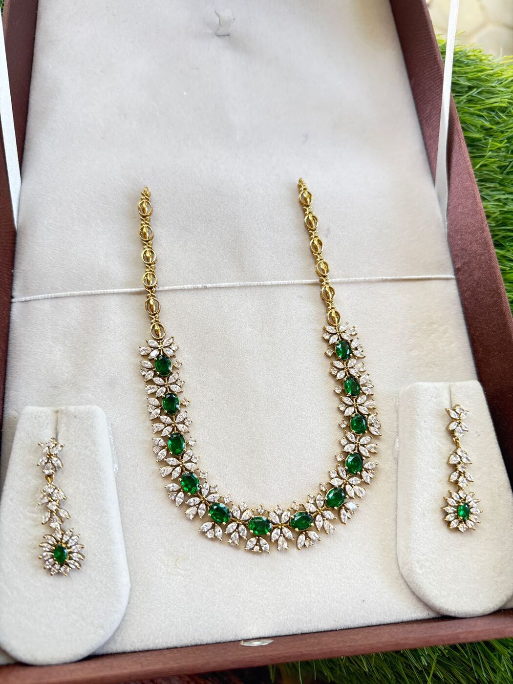 Twinkle choice fancy ad stone with unique design neckpiece